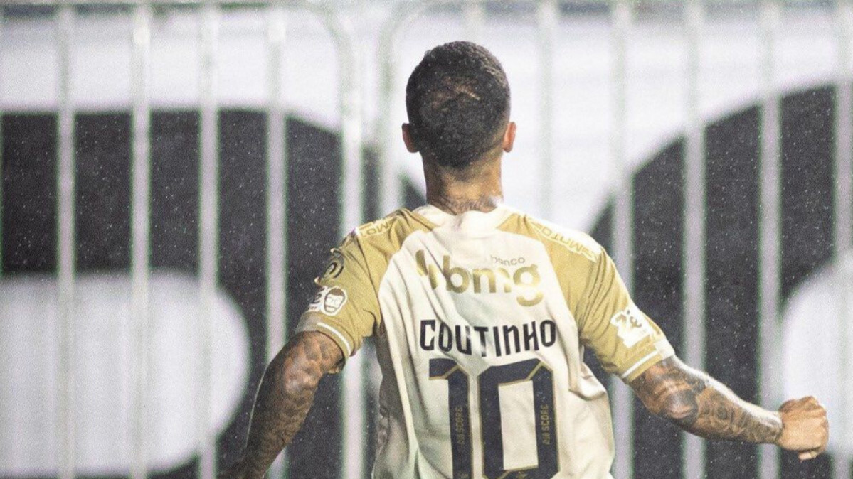 Philippe Coutinho celebra vitória do Vasco e pede foco em “finais”