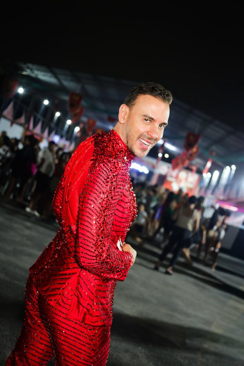 Muso Renny Delmodes, da Unidos de Bangu, exalta Leci Brandão, enredo do ...